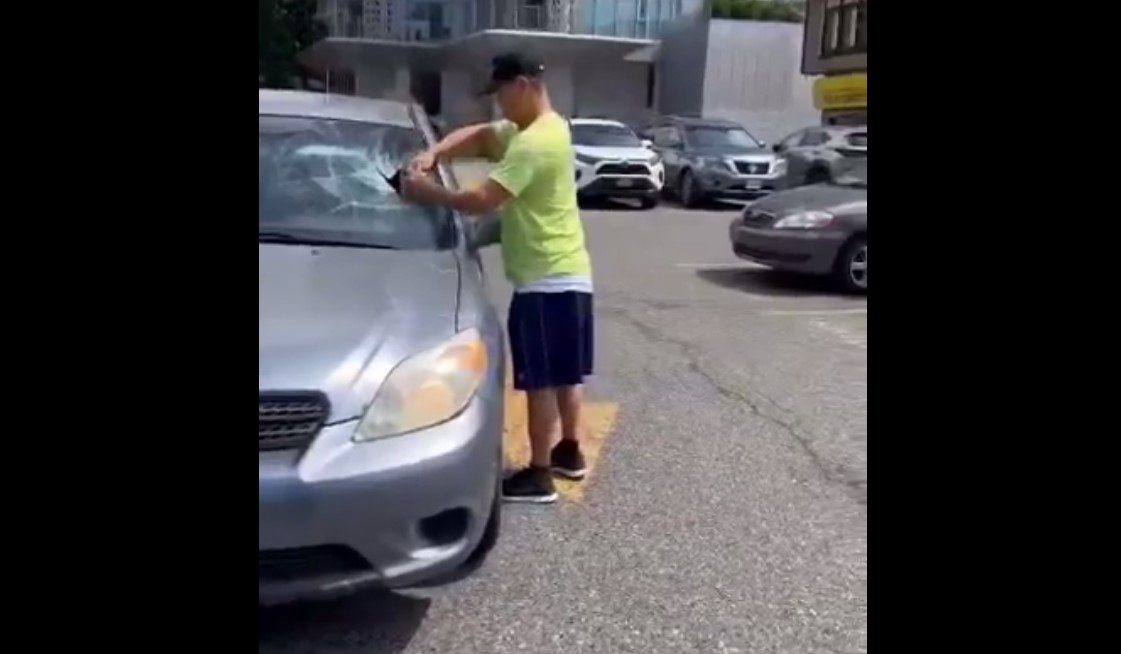 Motorista quebra para-brisa após ter o carro trancado por dentro ...