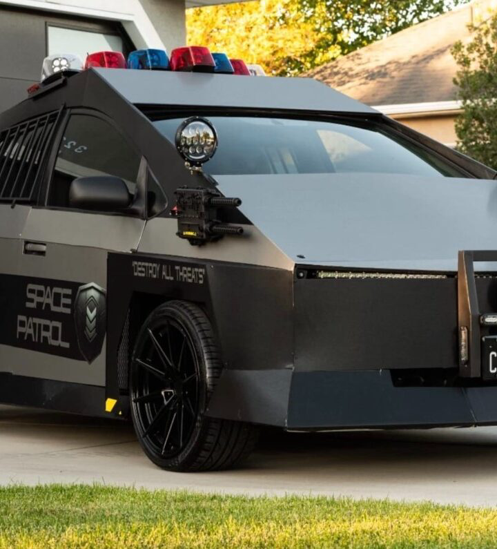 Cybercop é a junção engraçada de um Toyota Prius 2004 e uma Tesla ...