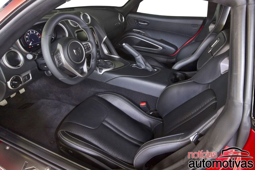 Esportivo Dodge Viper 2016 0km finalmente sai da concessionária após 8 ...