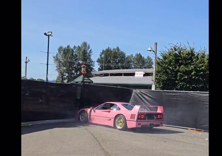 VÍDEO: Ferrari F40 rosa da Mary Kay bate em uma cerca