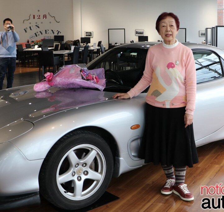 Mulher de 80 anos doa o Mazda RX-7 que foi seu por 25 anos, desde zero ...