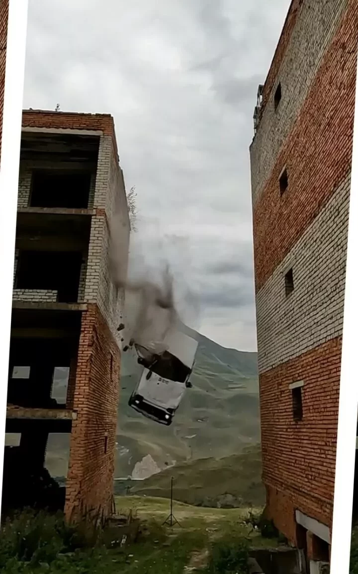 Ele achou que seu Lada Niva pularia de um prédio para o outro