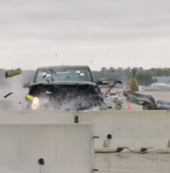 VÍDEO: Crash test da picape elétrica Rivian R1T contra um guardrail