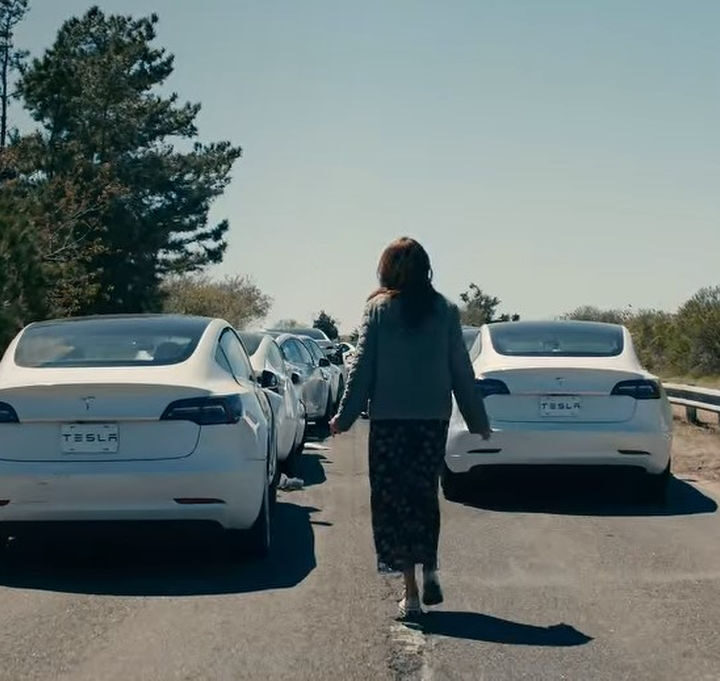 Novo filme da Netflix tem cena onde carros da Tesla ficam sem controle